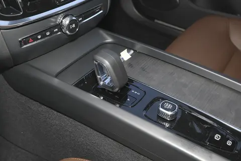 48V轻混+2.0T发动机，入门级的沃尔沃S60实力如何？_懂车帝