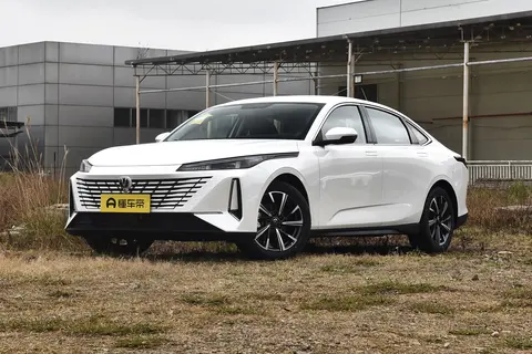 2024款长安逸动上市，搭载1.5T发动机，起售价8.39万，轴距2765mm_懂车帝