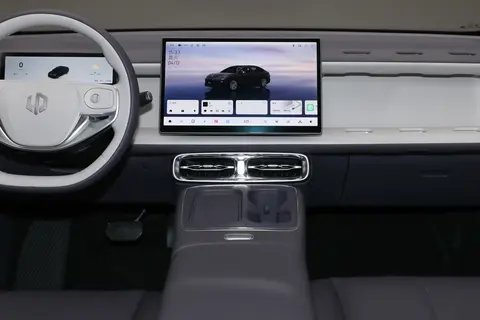 零跑 B01 实测：10 万级轿车，激光雷达和 550km 续航能兼得吗？_懂车帝