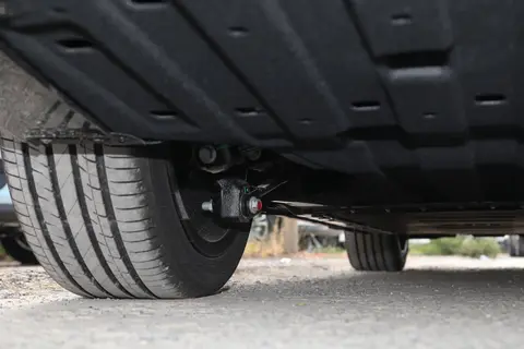 够劲！零跑B01 650悦享版：650km续航+智能座舱，这波诚意如何？_懂车帝