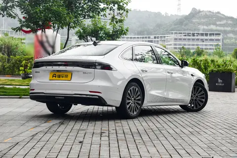 吉利银河 A7 实测：9.78 万起的家轿，2100km 续航与大空间能兼得吗？_懂车帝