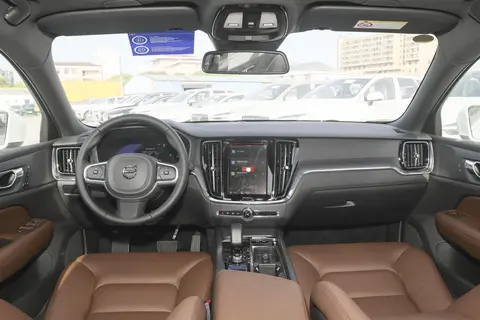 48V轻混+2.0T发动机，入门级的沃尔沃S60实力如何？_懂车帝