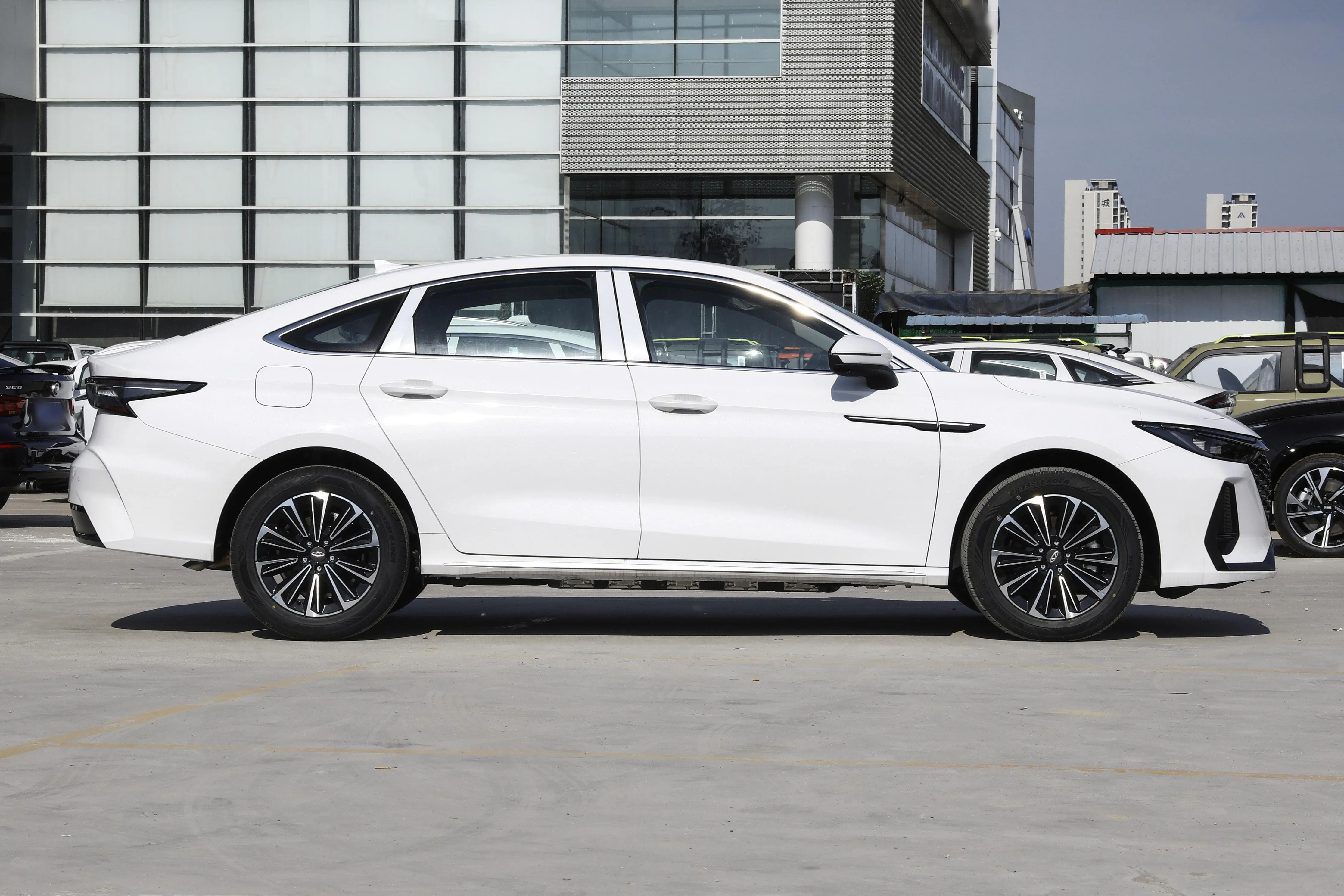 新车搭载1.5T插混动力，奇瑞风云A8L C-DM实车曝光_懂车帝