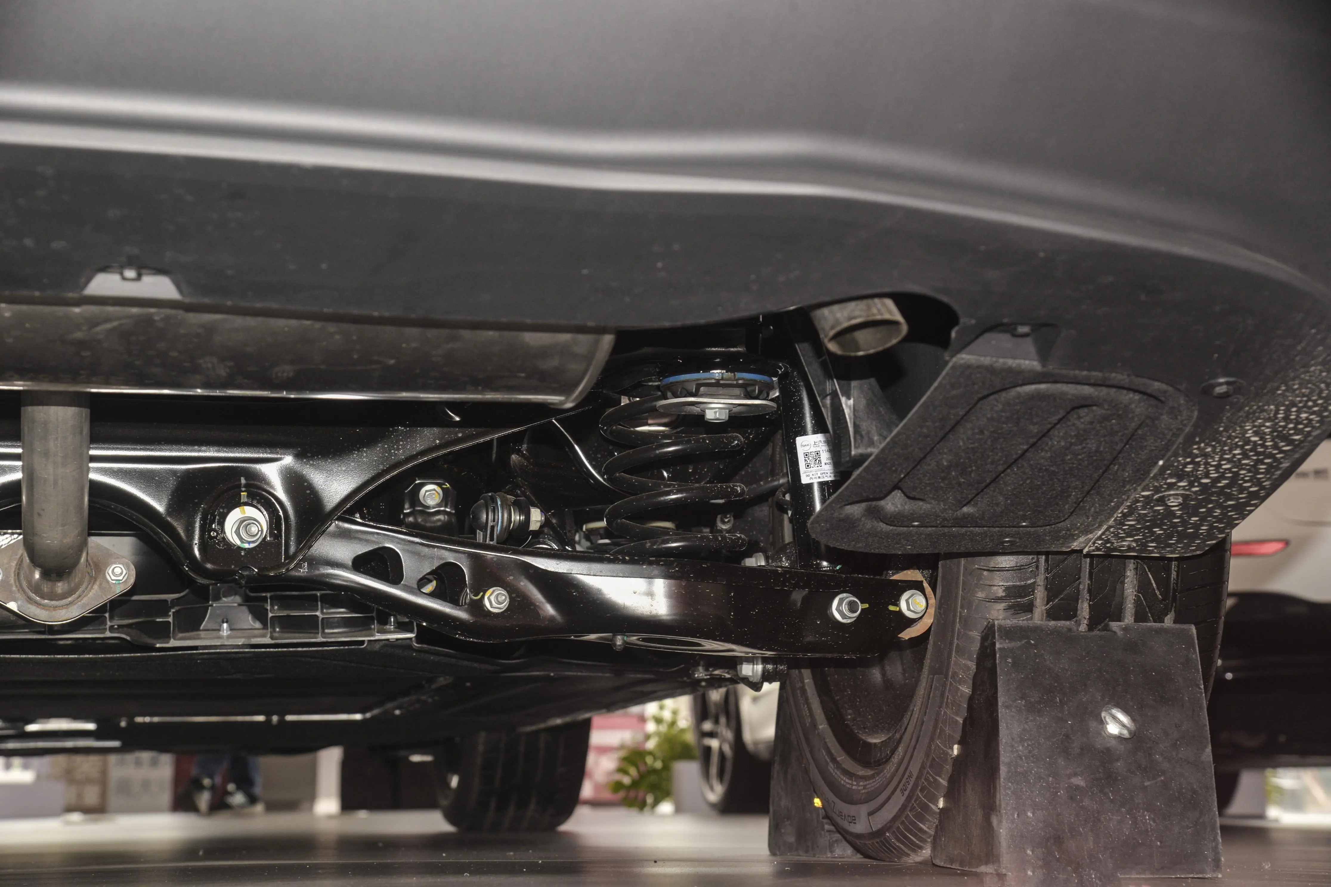 优惠16000元，轴距2810mm，续航1400km，配双独悬底盘，荣威D7 DMH_懂车帝